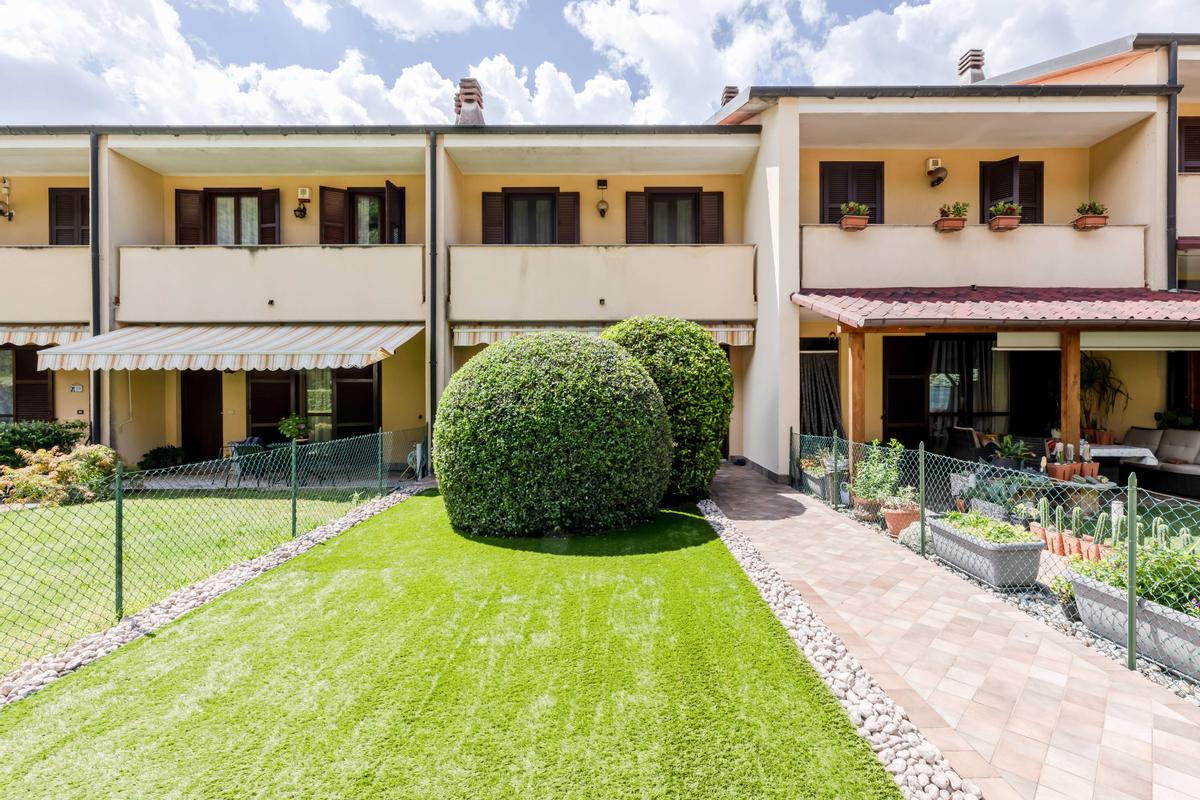 Vendita villetta a schiera 145mq Via Fornaci, 19, Besano | Dove.it Vendita villetta a schiera 145mq Via Fornaci, 19, Besano | Dove.it